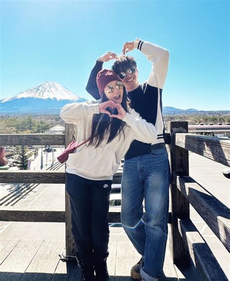 黄嘉乐和太太出国度假享受度蜜月 多次分享夫妻恩爱合影