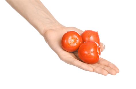 야채와 요리 테마 남자의 손을 잡고 스튜디오에서 흰색 배경에 고립 3 붉은 익은 토마토 과일에 대한 스톡 사진 및 기타 이미지