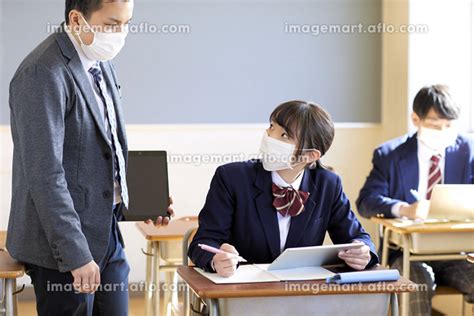 授業中の日本人女子高校生の写真素材 164970065 イメージマート