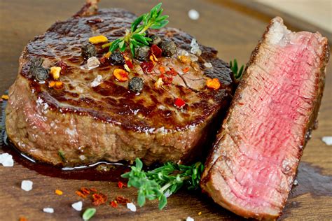Аппетитный большой кусок мяса со специями - обои для рабочего стола ...