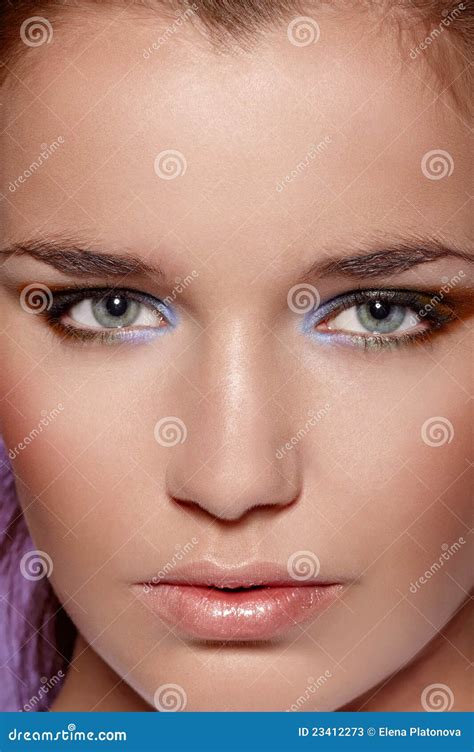 Verticale De Plan Rapproché De Beau Jeune Femme Image stock Image du