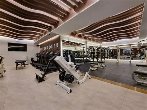 물결 모양 천장으로 포인트를 준 60평 헬스장 인테리어 강남구 대치동