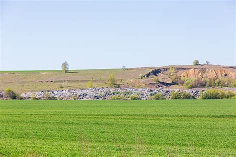 매립지의 모습입니다 쓰레기 덤프 플라스틱 쓰레기 음식물 쓰레기 및 기타 쓰레기 더미 오염 개념입니다 쓰레기 바다가 아름다운 시골 풍경을 침범하고 파괴하기 시작합니다 0명에