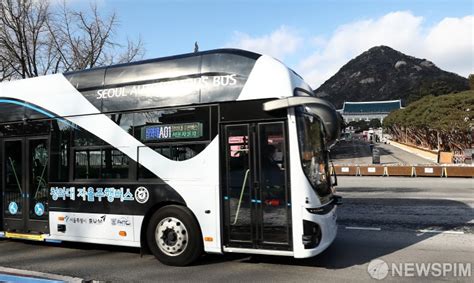 据 韩国 首尔 市政府22日消息，行驶于钟路区青瓦台一带的大型无人驾驶电动公交车当天起正式投入运营。newspim 新闻