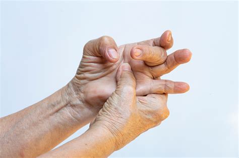 觸發手指鎖定中指 高級婦女右手按摩她的左手遭受白色背景疼痛 近距離拍攝 辦公室綜合征 醫療保健 按摩 亞洲身體概念 照片檔及更多 觸發器 照片