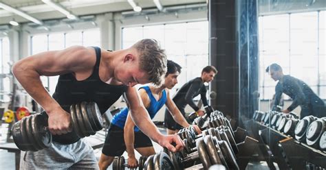 근력 운동을 하는 젊은 건강한 남성 현대 체육관에서 아령으로 운동 사진 Unsplash의 슬로바키아 이미지