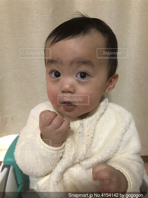 おやつを食べる赤ちゃんの写真・画像素材 4154142 Snapmart（スナップマート）