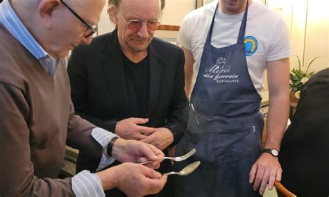 Bono Vox Al Ristorante A Napoli Allergico Sì Solo Alla Juventus