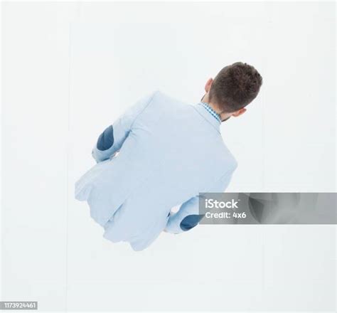 3039세 성인 잘생긴 자백 의 한 남자전체 길이직접 보기 위 백인 젊은 남자남성 사업가매니저 인사흰색 배경 앞에서 양복을 입고 서 있는 사람 30 34세에 대한 스톡 사진