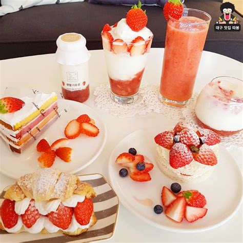 대구맛집따봉 딸기딸기해🍓빨간맛으로 완전무장한 더큐브커피 세상딸기디저트 종류별로 다있음 ㅠㅠ💗