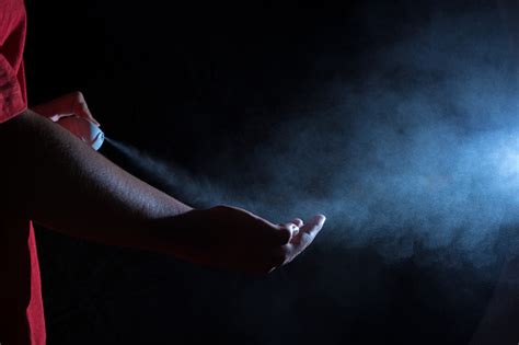 세균 박테리아 및 바이러스의 확산을 방지하기 위해 알코올 스프레이 또는 항 균 스프레이를 적용하는 여성의 손 개인 위생 개념