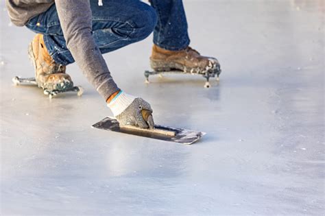 노동자는 흙을 가진 젖은 수영장 석고를 부드럽게 하는 스파이크 신발을 착용 건설 산업에 대한 스톡 사진 및 기타 이미지 건설