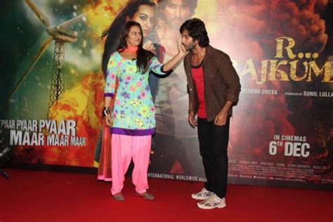 When Sonakshi Sinha Strangled Shahid Kapoor Photos Ibtimes India