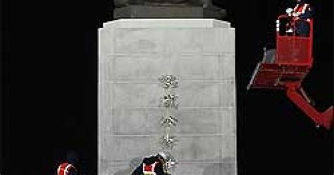 이순신 장군이 오른손에 칼을 짚고 선 비밀