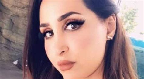 هند القحطاني وهي ترقص وتتمايل بطريقة خادشة للحياء برفقة ابنتها Jadeedoha
