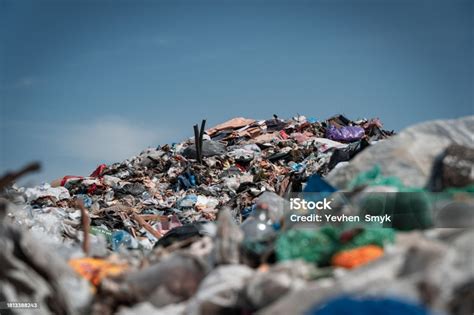 埋め立て地のゴミプラスチックごみ汚染の概念 くず鉄置場のストックフォトや画像を多数ご用意 くず鉄置場 ごみ埋立地 ウクライナ