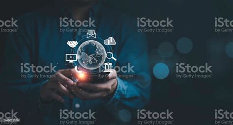 가상 세계와 클라우드 컴퓨팅 금융 은행 검색 창 멀티미디어 및 기술 변환 개념에 대한 문자와 같은 기술 아이콘이 있는 스마트폰을 사용하는 사업가 개념에 대한 스톡 사진 및