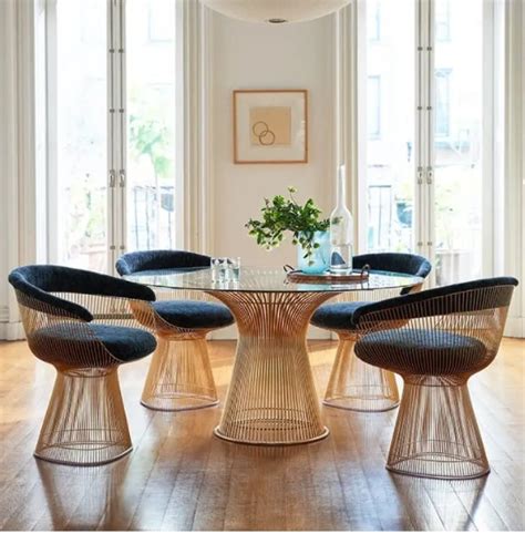 Table design avec ses chaises contemporaines assorties à Nancy