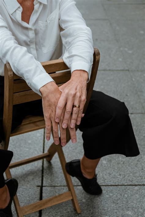 Spb 거리 검은 색 바지 고귀한 고요한 교차 손 금반지 나이 낮 단순함 도시 도시 풍경 도시의 러시아 레저 매우 복잡한 미니멀 상당한 상트