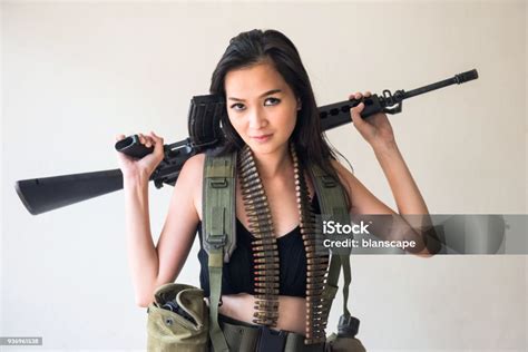 Tentara Wanita Dengan Senapan M16 Foto Stok Unduh Gambar Sekarang
