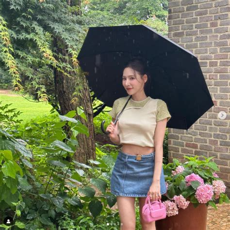 이나연 스탠드 오일 츄비백 티니 촬영 착장템 정보 미우미우 데님스커트 샤넬레인 부츠 네이버 블로그