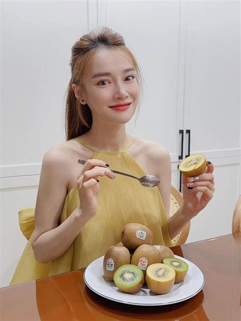 Mang Bầu Lần 2 Nhã Phương Lộ Vóc Dáng Gầy Gò