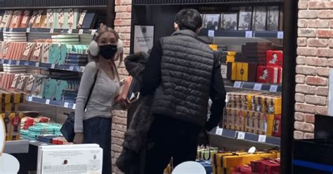 周扬青现身纽约街头被偶遇 逛婚纱店引猜测 搜狐大视野 搜狐新闻