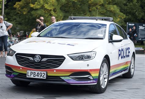 Nz Police 2018 Holden Commodore Lt W Rainbow Livery Rpolicecars
