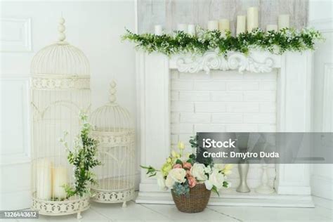 촛불과 꽃 장식이있는 흰색 장식 벽난로 벽난로 에 의해 바구니에 꽃 꽂기 촛불이 있는 장식용 금속 케이지 0명에 대한 스톡 사진 및 기타 이미지 Istock