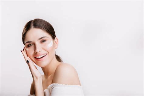 Rekomendasi Produk Skincare Terbaik Untuk Mengecilkan Pori Pori Wajah