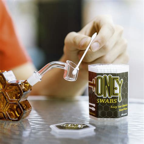 흰색과 빨간색 일회용 컵을 들고 있는 사람 사진 Unsplash의 무료 집중 이미지