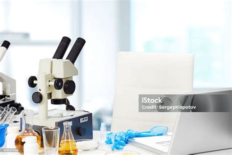 Tabel Laboratorium Dengan Mikroskop Dan Barang Pecah Belah Kimia Foto