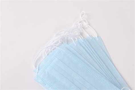 파란색 일회용 수술 얼굴 마스크 상단 보기 코로나바이러스와 흰색 배경에 분리된 박테리아에 대한 귀 끈이 달린 보호 마스크 의료 위생 개념 0명에 대한 스톡 사진 및 기타