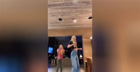 身材好颜值高！教妹 卡梅伦布林克和库里女儿莱利一起浪舞腾讯新闻