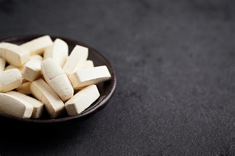 Bcaa 아미노산입니다 보디 빌딩을 위한 영양입니다 피트 니스 검은색 돌에 보충 공간에 복사 합니다 0명에 대한 스톡 사진 및