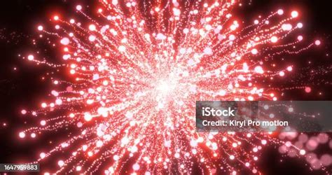 추상적인 붉은 에너지 불꽃놀이 입자는 흐림 효과와 보케 배경이 있는 마법의 밝은 빛나는 미래 하이테크에 경의를 표한다 불꽃놀이