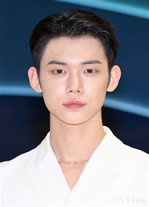 투모로우바이투게더 연준 시선 사로잡는 조각 비주얼