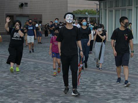 【修例風波】黑衣戴口罩示威者廣東道彌敦道築成人鏈 店舖落閘 星島日報
