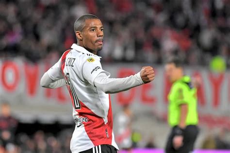 River Plate Quer Meia Do Flamengo Para Liberar De La Cruz