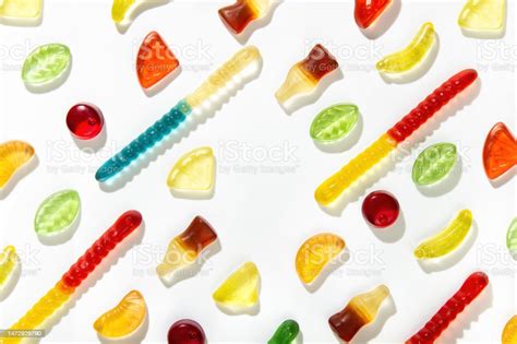 다양한 모양 맛 및 색상의 씹는 마멀레이드는 흰색 배경에 패턴으로 놓여 있습니다 중앙의 여유 공간 0명에 대한 스톡 사진 및