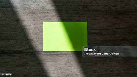 빈 포스트잇 노트와 나무 테이블에 펜이 있는 노트북 컴퓨터 컴퓨터에 빈 포스트잇 노트 텍스트를 위한 복사 공간 사무실 책상 높은 각도 보기 0명에 대한 스톡 사진 및 기타