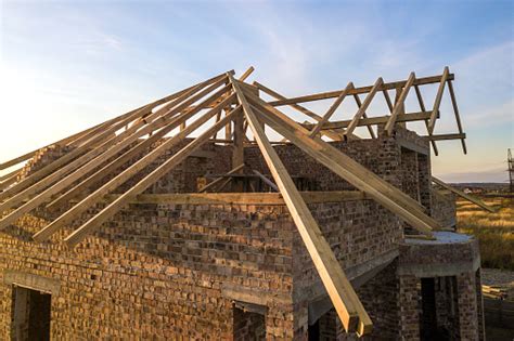 건설 중인 목조 지붕 프레임 구조가있는 개인 주택 개발 중인 미완성 벽돌 건물 개발에 대한 스톡 사진 및 기타 이미지 개발 건설 산업 건설 프레임 Istock