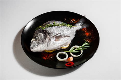완두콩 양파 파프리카 칠리 소금 백리향 로즈마리 및 마늘을 흰색 배경에 접시에 넣은 생도라도 건강한 생활방식에 대한 스톡 사진