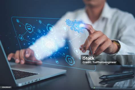 노트북에서 인공 지능을 사용하여 관리 개념을 문서화하는 사업가 인공 지능 기술 사업가 쇼 가상 그래픽 글로벌 인터넷 연결 Ai와 채팅 미래 기술 개념에 대한 스톡 사진 및