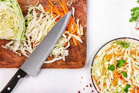 흰색 부엌 테이블 배경에 요리 하는 재료와 흰색 양배추 샐러드 Coleslaw 맨 위 보기 복사 공간 갈기갈기 찢어진에 대한