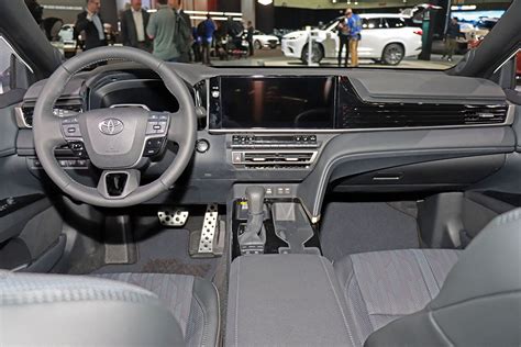 汽油 20油電 25 雙動力編成，toyota Camry 第九代 999 萬起開啟預接單、74 發表！ Carstuff 人車事