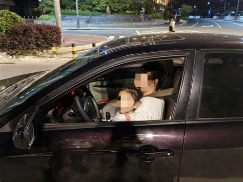 惊险！三明高速上一女子抱娃开车，原因竟是
