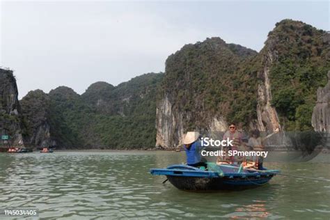 관광 선박으로 하롱 베이 석회암 섬 노스 네스트 베트남 대나무 보트와 카약 하롱베이 베트남 Unesco 조직된 단체에 대한 스톡