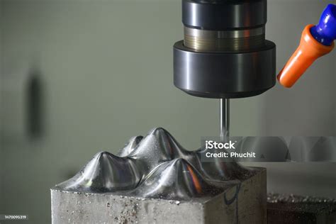 Cnc 밀링 머신은 단단한 볼 엔드 밀 도구로 사출 샘플 부품을 절단합니다 0명에 대한 스톡 사진 및 기타 이미지 0명