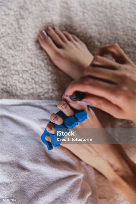 그녀의 발톱에 분홍색 매니큐어를 적용 하는 여자의 닫기 20 24세에 대한 스톡 사진 및 기타 이미지 20 24세 가꿔주기